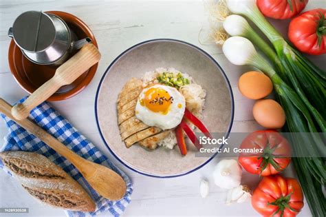 튀긴 계란 양파 고추 및 기타 야채와 함께 데리야키 치킨 돈부리 전형적인 일본 요리 굽기에 대한 스톡 사진 및 기타 이미지 굽기 깨 달걀 Istock