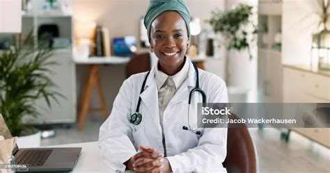 초상화 의사 및 건강 관리 서비스 의학 또는 심장학을 위한 클리닉 사무실에서 행복한 흑인 여성 얼굴 미소 아프리카 의료 전문가 외과 의사 또는 병원의 자신감 있는 전문가