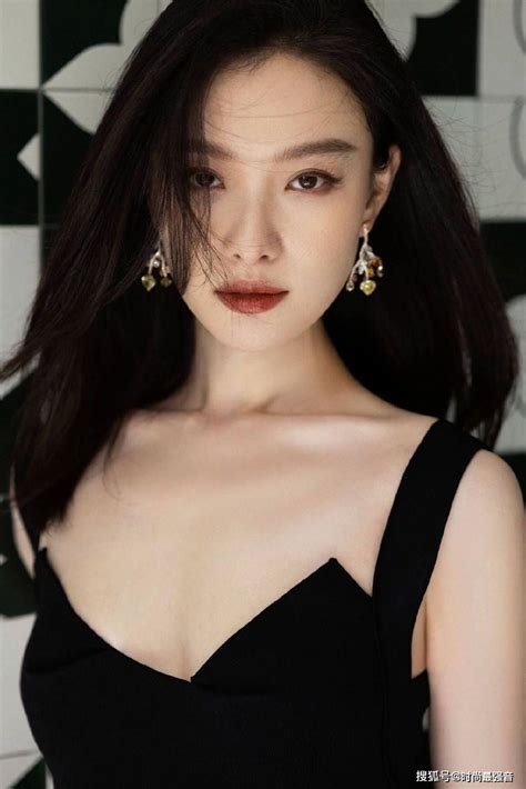 倪妮黑色鱼尾长裙秀白皙美背 莞尔回眸绎风情万种 搜狐大视野 搜狐新闻