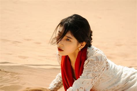 더쿠 넷플드 김우빈x수지 스틸 