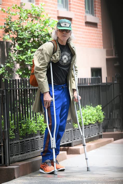 دنیل دی لوییس برای اولین بار در چهار سال گذشته دیده شد؛ دست به عصا در نیویورک