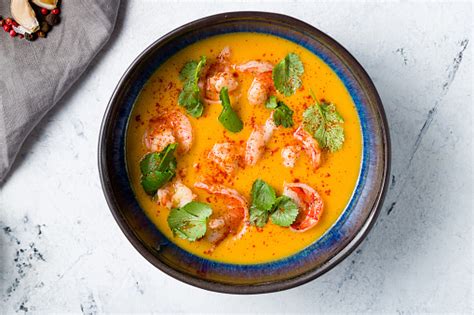 회색 테이블 상단 보기에 파란색 그릇에 새우와 톰 얌 수프 물고기에 대한 스톡 사진 및 기타 이미지 물고기 코코넛 하이 앵글 Istock