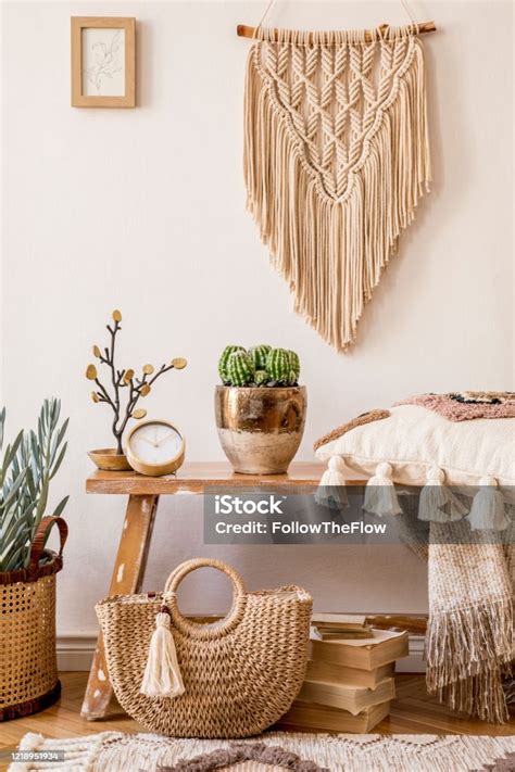 모의 프레임 나무 벤치 베개 격자 무늬 여성 가방 책 선인장 마크라메 식물 장식 및 현대적인 가정 장식우아한 개인 액세서리와 거실 인테리어의 세련된 구성 0명에 대한 스톡