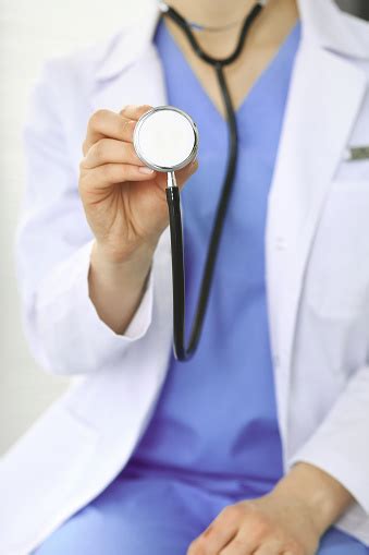 알 수 없는 의사 여성은 청진 기 헤드 클로즈업을 보유 하 고 있습니다 의사는 검사 하 고 환자를 도울 준비가 되어 있습니다 건강 관리 최고의 치료 및 의학 개념에 대 한