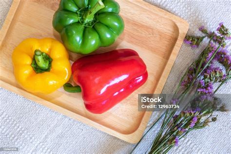 나무 트레이에 다채로운 달콤한 고추 부엌 방에서 요리 준비 테이블에 원시 유기농 야채 성분 영양 식품 건강한 생활방식에 대한 스톡 사진 및 기타 이미지 Istock