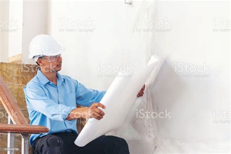 건설 엔지니어 맨홀드 블루 셔츠 안전 화이트 하드 햇 건설 현장 산업 노동자에 건축 남자 엔지니어 토목 노동자 청사진 부동산 개념을 보고 기계공에 대한 스톡 사진 및 기타