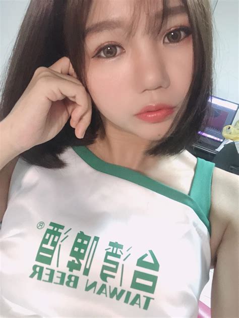 偶爾 會懷念當酒促小姐的那段時光 觀察著各式各樣的客人 訓練自己的反應能力 口才 把i 人的我 活成了e人 原本的玻璃心 換成了強化玻璃 練就