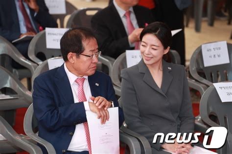 대화나누는 홍준표 배현진 뉴스1