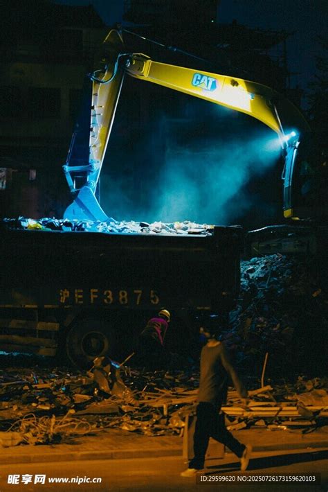 夜间挖掘机作业场景摄影图工业生产现代科技摄影图库昵图网