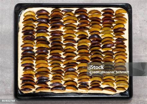 전통 수 제 매 시트 파이 굽기 전에 신선한 효 모 반죽의 만든 자두에 대한 스톡 사진 및 기타 이미지 자두 케이크 주석 Istock