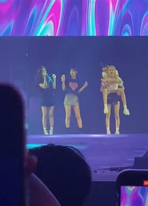 Lisa Và Rosé được Fan Tích Cực Khuyên Hẹn Hò Saostarvn