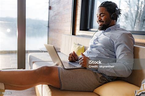 집에서 노트북을 통해 화상 통화를 가진 행복한 아프리카 계 미국인 사업가 Voip에 대한 스톡 사진 및 기타 이미지 Voip 거실 경영자 Istock