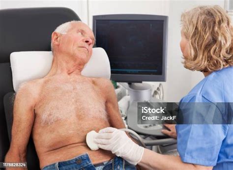 병원에서 환자를 검사하는 초음파 검사를 사용하는 의사 감정에 대한 스톡 사진 및 기타 이미지 감정 갑상샘 건강 진단 Istock