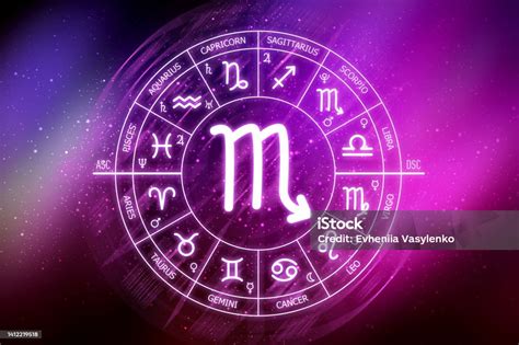 전갈 자리 조디악 기호 파란색 공간 배경에 전갈자리 아이콘입니다 공간의 진한 파란색 배경에 조디악 원 전갈자리에 대한 스톡 벡터