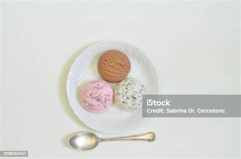 화이트 플레이트에 초콜릿 바닐라 딸기 아이스크림의 세 스쿱의 상단 전망 0명에 대한 스톡 사진 및 기타 이미지 0명 3가지 개체 갈색 Istock