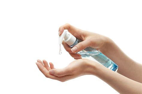 흰색 배경에 바이러스로부터 보호하기 위해 소독제를 사용하여 여성의 손 은 고립 여자에 대한 스톡 사진 및 기타 이미지 여자 여자만 컷아웃 Istock