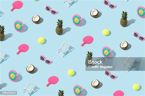 파인애플 코코넛 선글라스 칵테일 우산 테니스 공과 라켓 파란색 배경의 해변 의자 등 콜로프룰 물체가있는 여름 패턴 코코넛에 대한 스톡 사진 및 기타 이미지 Istock