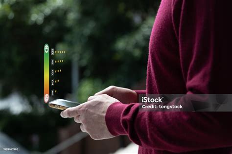 고객 만족 개념 긍정적인 감정 행복한 미소 얼굴 아이콘과 복사 공간 피드백 설문 조사 표준 품질이 있는 별 다섯 개를 만지는 손 사용자는 서비스 경험에 등급을 부여합니다