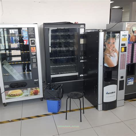 вендинговый торговый аппарат по продаже снеков и напитков Cran 167 Вендинговые аппараты