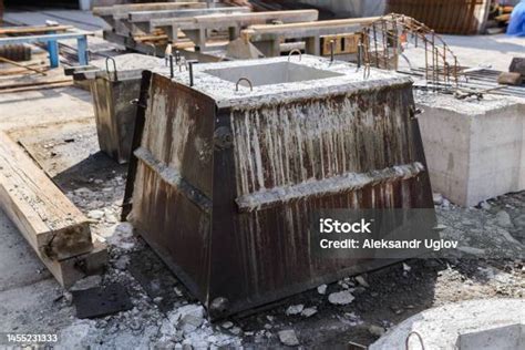 철근 콘크리트 제품 기둥의 기초 스트리핑 준비 공장의 생산 현장에서 금속 형태로 서 있습니다 0명에 대한 스톡 사진 및 기타 이미지 Istock