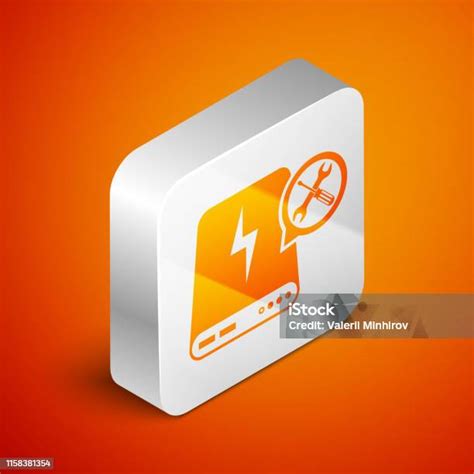 주황색 배경에 격리 된 드라이버와 렌치 아이콘이있는 아이소메트릭 파워 뱅크 조정 서비스 설정 유지 보수 수리 고정 실버 스퀘어