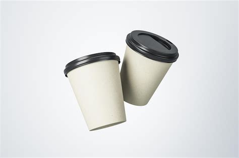 흰색 배경에 검은색 플라스틱 캡이 있는 흰색 빈 종이 커피 컵 프리미엄 사진