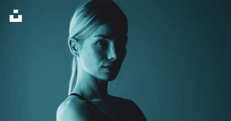 어두운 방에 서 있는 여자 사진 Unsplash의 무료 파랑 이미지