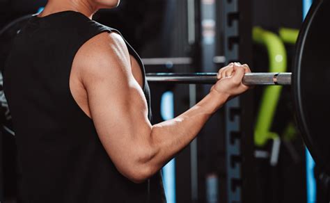 체육관에서 바벨 웨이트로 보디빌더를 운동하는 남자 바벨과 함께 운동하는 보디빌더 훈련 스포츠 건강한 라이프 스타일 보디 빌딩 운동 선수 빌더 근육 라이프 스타일 25 29