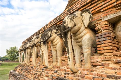 세계 유산 사이트 수코타이 역사 공원에 오래 된 코끼리 동상 기지와 탑 건축에 대한 스톡 사진 및 기타 이미지 건축 고대의 공원 Istock