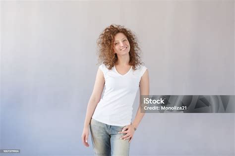 생강 젊은 밝은 행복 Curlyhair 소녀 광범위 하 게 웃 고 회색 배경 위에 카메라를 보고 유럽 빨강 Hirstyle 여성