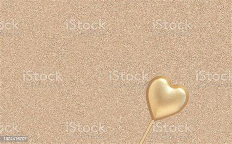 반짝이는 노란 황금 빛 배경에 반짝이는 노란 황금 빛 과 보케 오른쪽에 황금 심장 모양 그림 0명에 대한 스톡 사진 및 기타