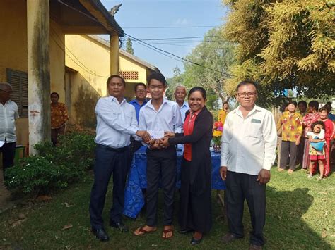 លោក ហែម សុីណា អភិបាលស្រុករំដួលអញ្ចើញជាអធិបតីបើកប្រាក់អាហារូបករណ៍ដល់សិស្សានុសិស្សទាំងពីរកម្រិត