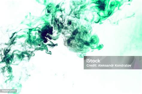 잉크 또는 독으로 흰색 고립 된 배경에 불꽃의 혀와 빨간색 녹색 색상의 다른 형태의 패턴에서 연기의 구불 구불 한 구름과 컬러 배경 검은색에 대한 스톡 사진 및 기타 이미지