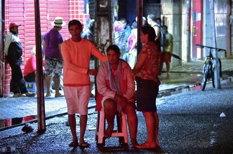 Brasileiros Dormem Em Papelões E Passam Madrugada Em Filas Para Tentar
