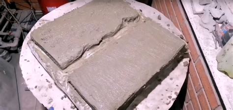 Декоративное ограждение на даче из поломанных пластмассовых ящиков