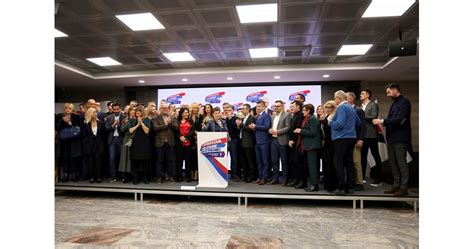 Управляващата партия на Сърбия води в предсрочните парламентарни избори