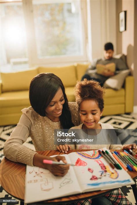행복 까만 엄마와 딸 착 색 하 고 거실에서 재미 가정 생활에 대한 스톡 사진 및 기타 이미지 가정 생활 가정의 방 가족 Istock