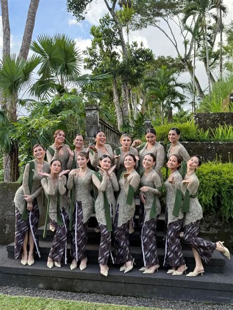 Model Kebaya Bridesmaid Luna Maya Tampil Anggun Dengan Nuansa Jawa