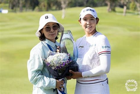 어머니와 기념 촬영하는 박보겸