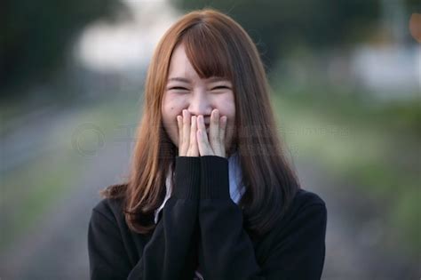 电影免抠元素 亚洲日本女学生服装肖像看公园户外电影复古风格 素材免费下载 像素 jpg格式 编号 千图网