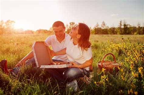 밖에 서 피자를 먹는 행복 웃음 커플 여자와 남자 석양 피크닉 데입니다 낭만적인 저녁 식사 들입니다 피자에 대한 스톡 사진 및 기타 이미지 Istock