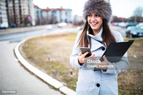 도시에서 젊은 여성 의사 소통 하 고 일부는 이동 중에 작동 합니다 가로등에 대한 스톡 사진 및 기타 이미지 가로등 걷기 겨울 Istock