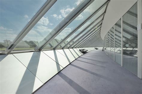 Late 20th Century High Tech Architecture