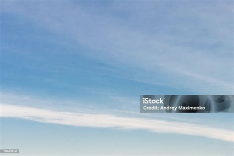 화창한 날 텍스처 배경에 아름다움 흰색 작은 구름과 맑은 푸른 하늘 부드러운 초점 복사 공간 0명에 대한 스톡 사진 및 기타 이미지 Istock