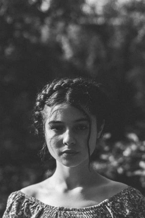 머리띠 블랙 앤 화이트 사람 선글라스 수직 쐈어 젊은 여성 초상화 포즈를 취하는에 관한 무료 스톡 사진