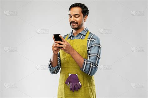 印度男性园丁或农民使用智能手机