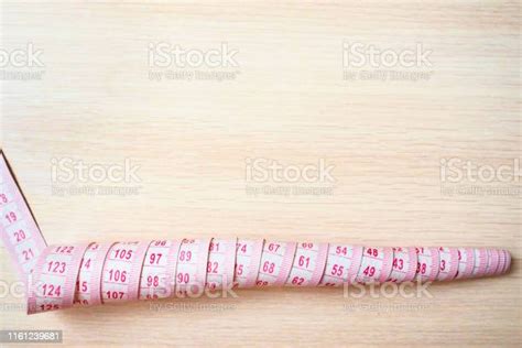 베이지 색 나무 배경에 곱슬 측정 테이프의 상단보기 복사 공간 0명에 대한 스톡 사진 및 기타 이미지 0명 가냘픈 곡선 Istock