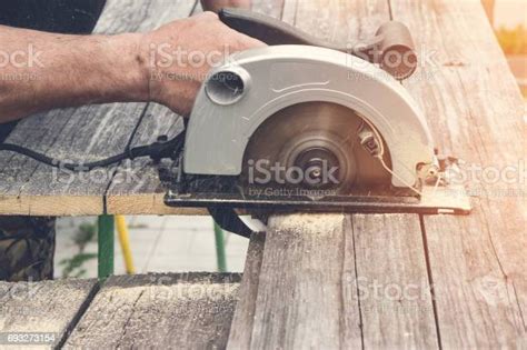 남성 손 화창한 날에 보드의 조각 원형 톱으로 잘라냅니다 톤의 가정 생활에 대한 스톡 사진 및 기타 이미지 가정 생활 강철 개선 Istock