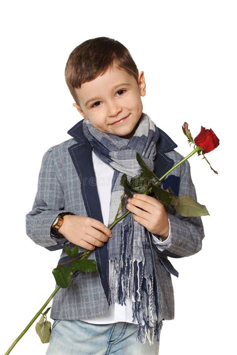 Мальчик с розой красного цвета Стоковое Фото изображение насчитывающей кавказско отпразднуйте