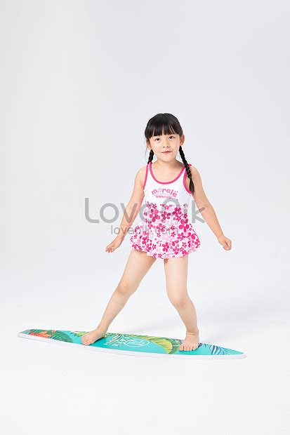 서핑하는 어린 소녀 사진 무료 다운로드 Lovepik